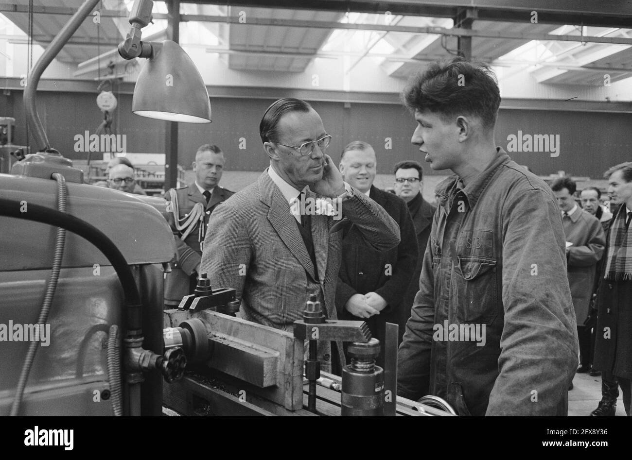 Besuch von Prinz Bernhard in der Zeeland-Fabrik von Smit und Bolnes in ...