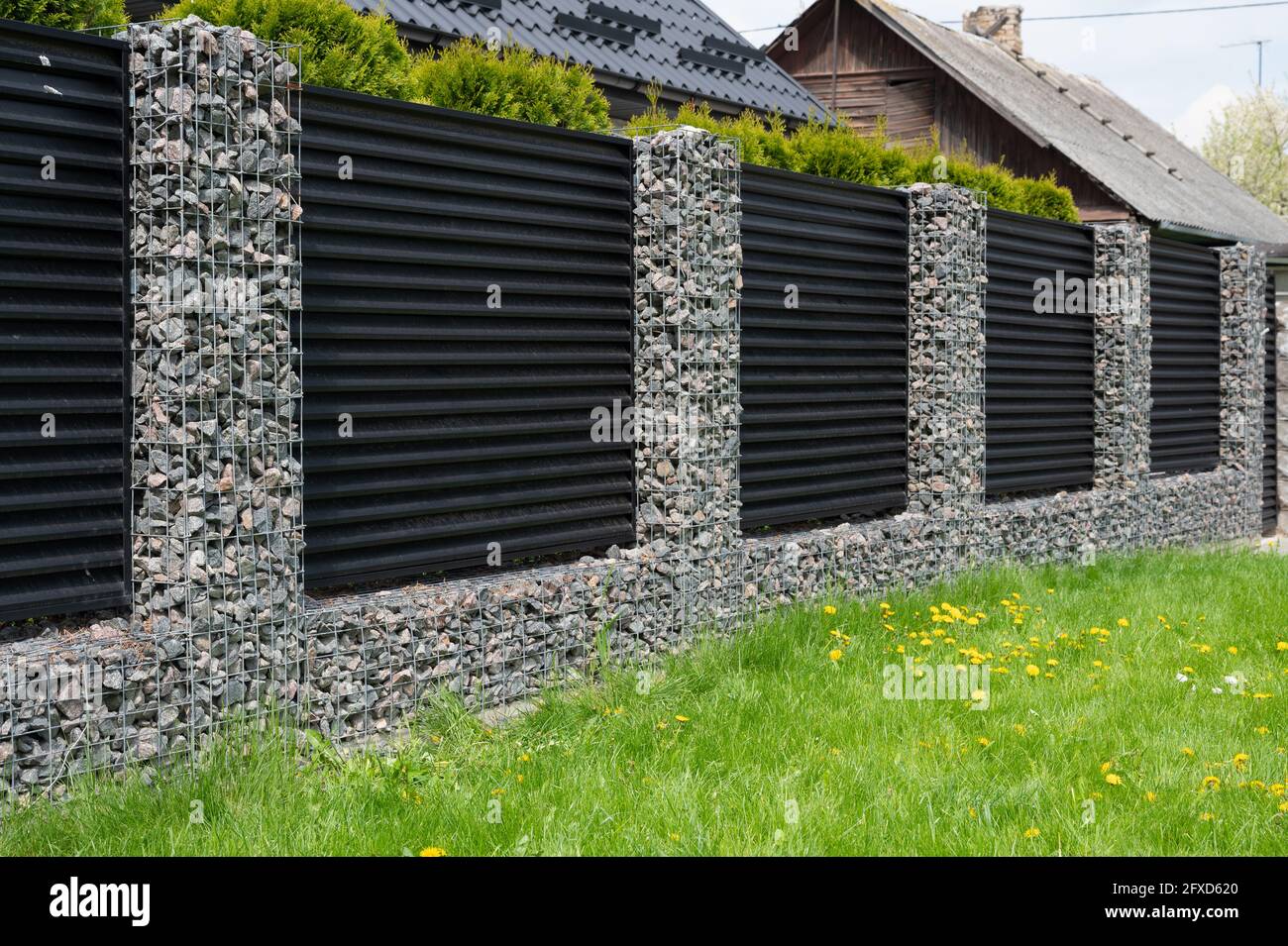 Neuer Gabionenzaun. Gabionenzaun Stockfotografie - Alamy