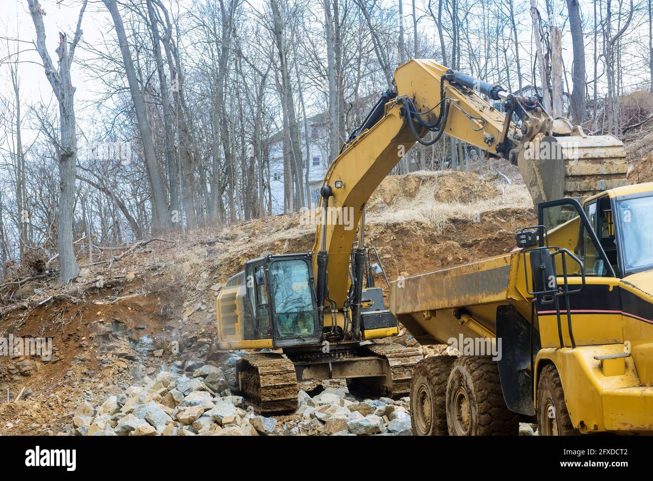 Bagger arbeiten mit einem Steintraktor Lasten Lastwagen Steintransporte ...