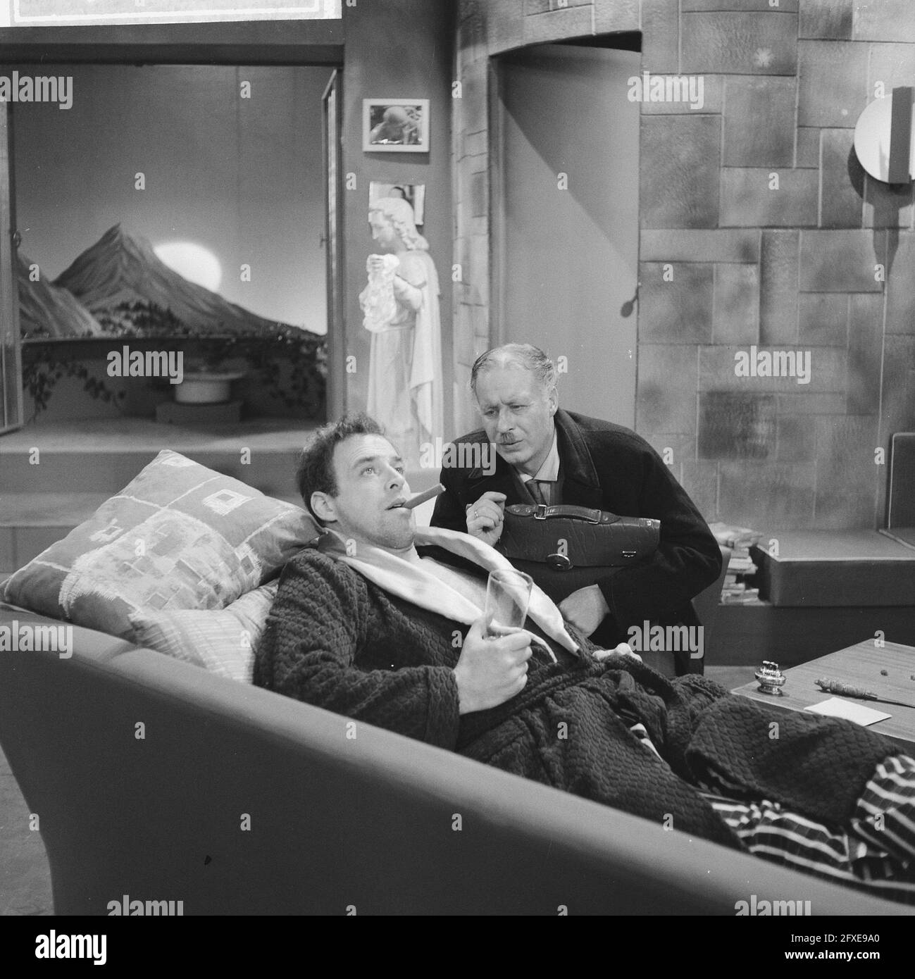 Fernsehspiel Eve in Naherfst . Leo de Hartogh (liegend) und Jan Retel ...