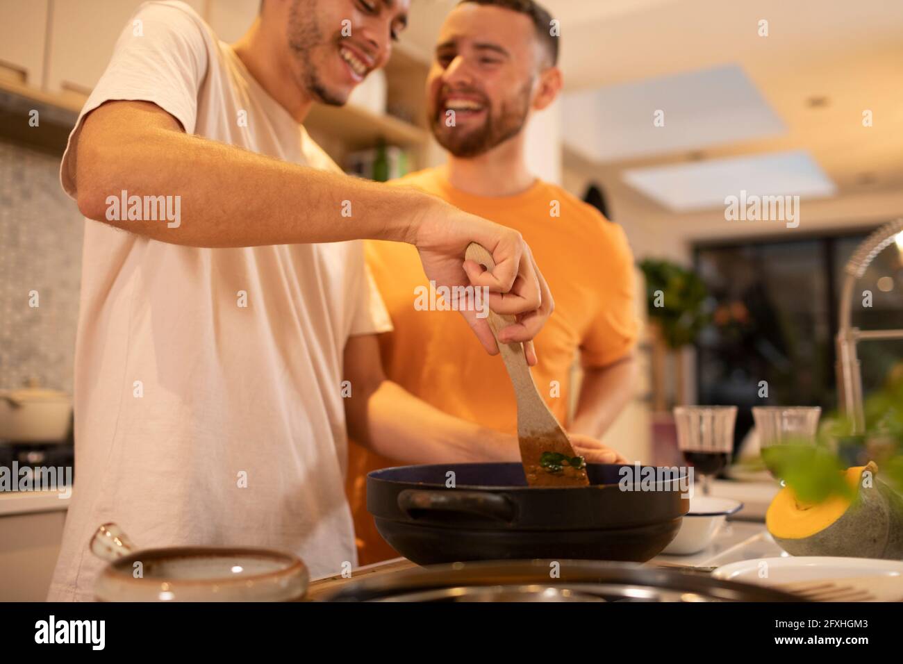 Gay couple cooking together -Fotos und -Bildmaterial in hoher Auflösung ...