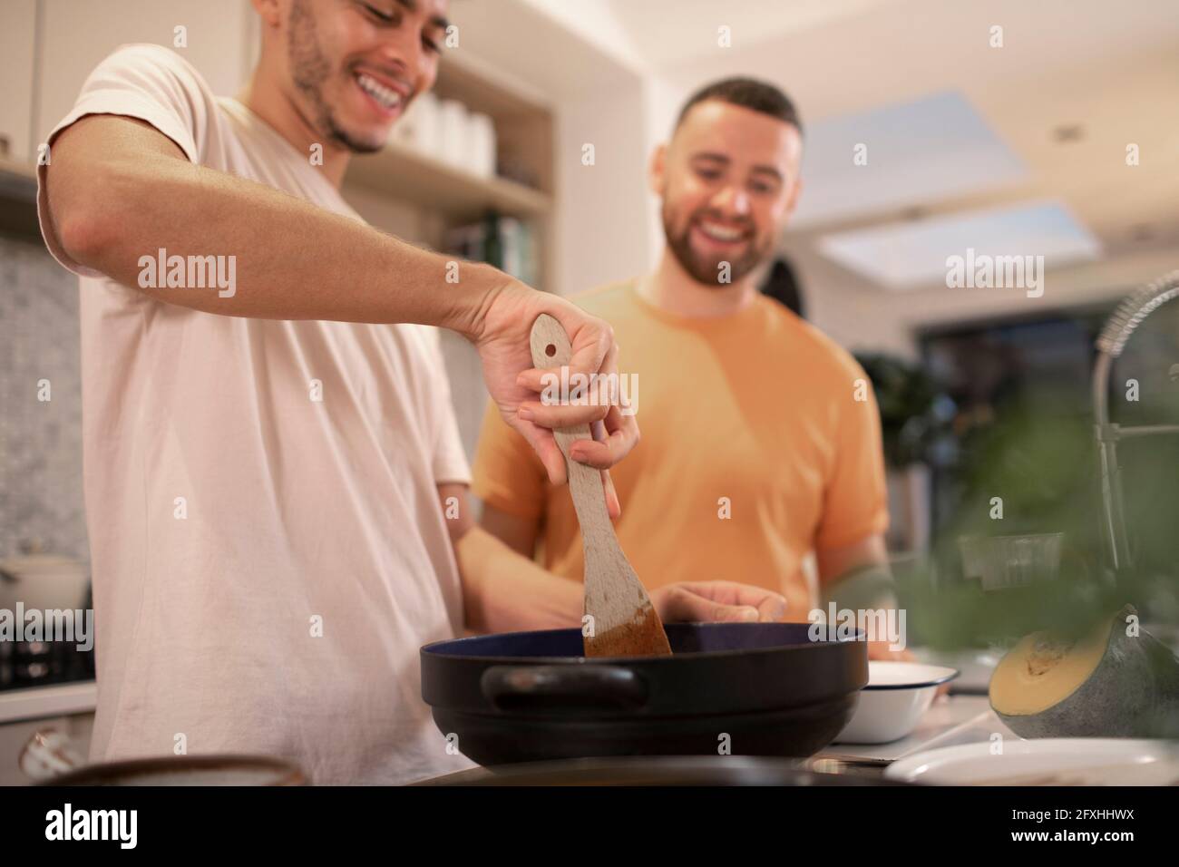 Gay couple cooking together -Fotos und -Bildmaterial in hoher Auflösung ...