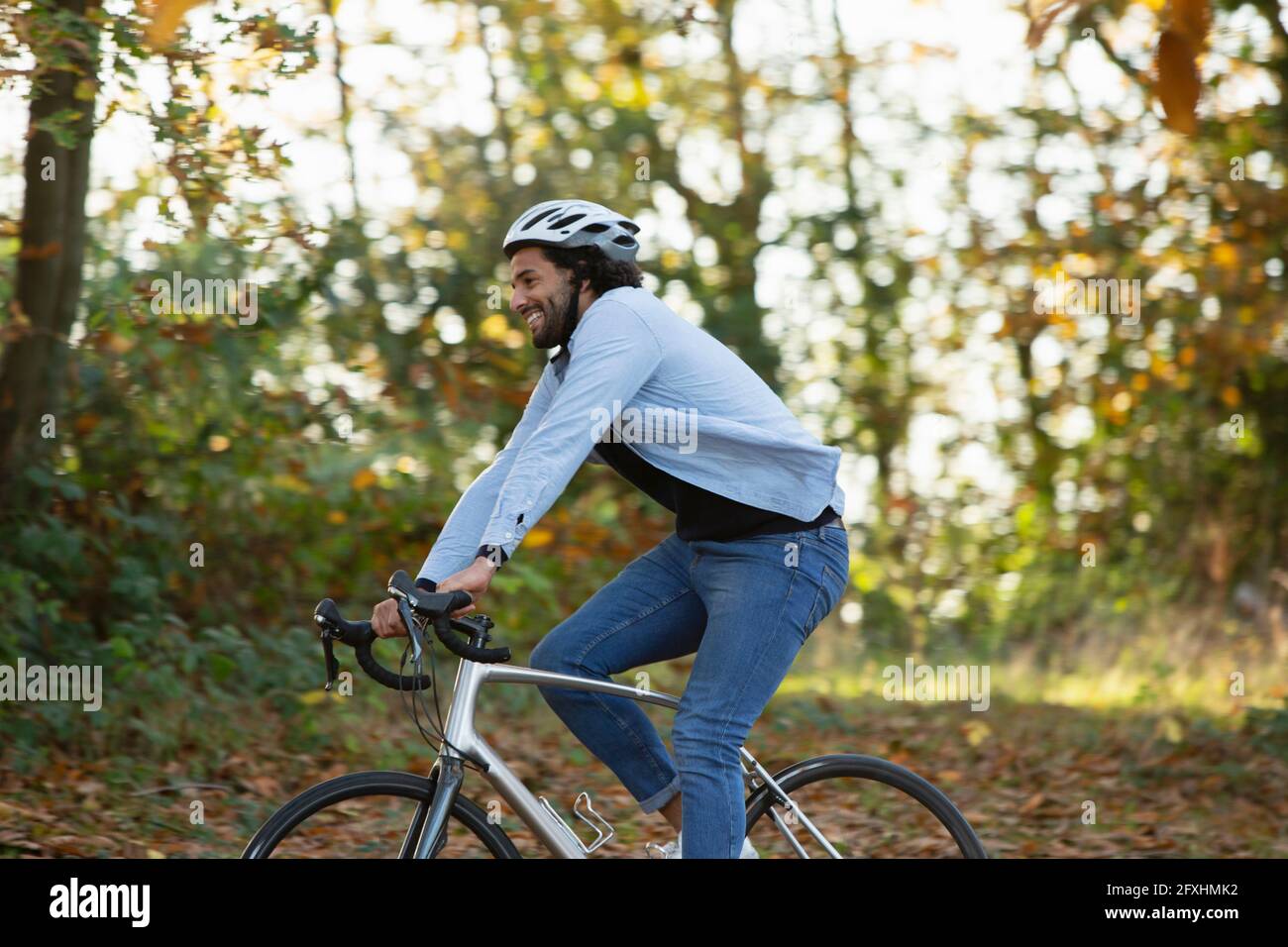 Mann mit helm auf fahrrad auf dem park -Fotos und -Bildmaterial in ...