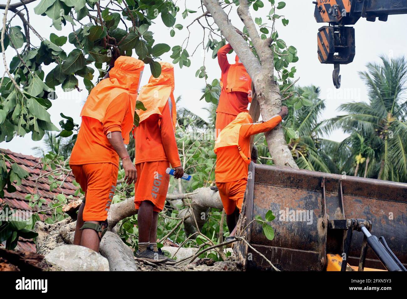 Balasore, Indien. Mai 2021. Mitglieder der National Disaster Response Force (NDRF) entfernen ...