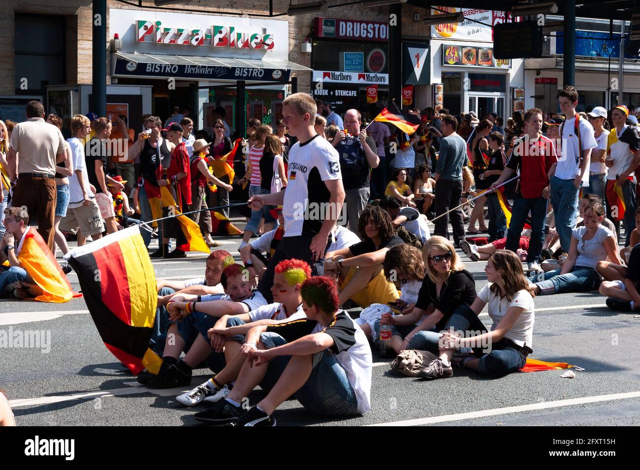 Screen public viewing -Fotos und -Bildmaterial in hoher Auflösung – Alamy