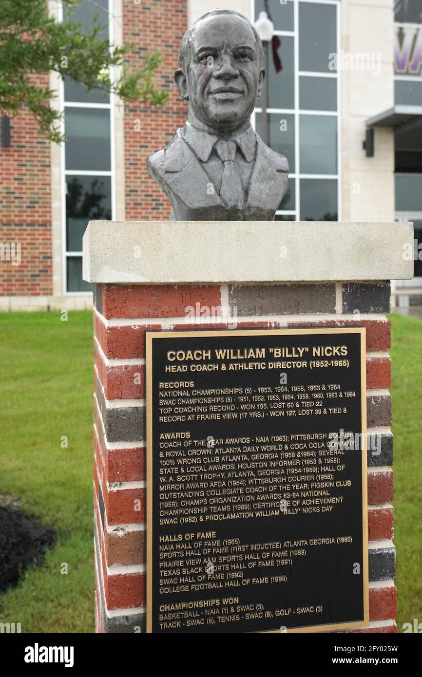 Eine Büste einer Statue des ehemaligen Basketballtrainers Billy Nicks ...