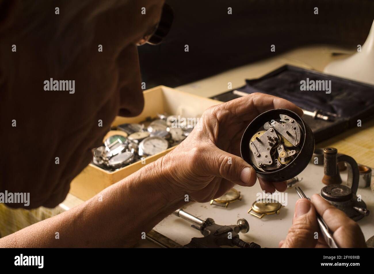 Meister schweizer uhrmacher -Fotos und -Bildmaterial in hoher Auflösung – Alamy