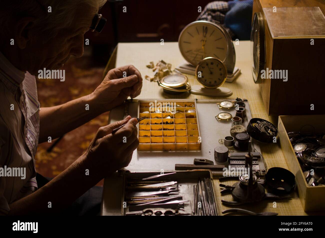 Meister schweizer uhrmacher -Fotos und -Bildmaterial in hoher Auflösung – Alamy