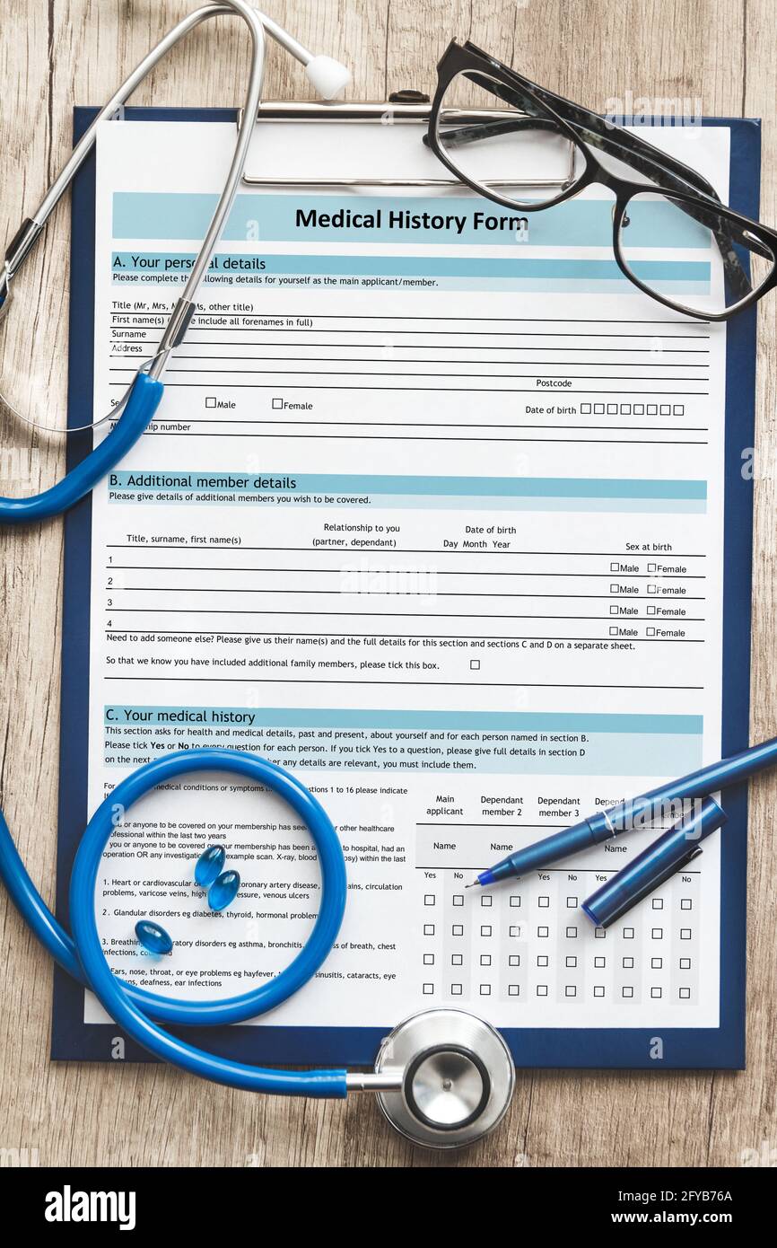 Anamnese des Patienten auf einer Zwischenablage mit Stethoskop ...