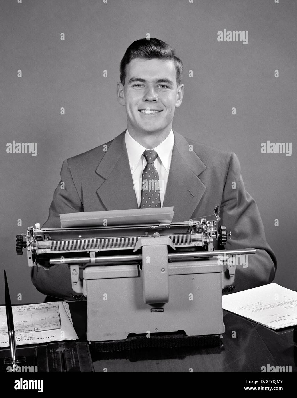 Secretary typist typewriter -Fotos und -Bildmaterial in hoher Auflösung ...