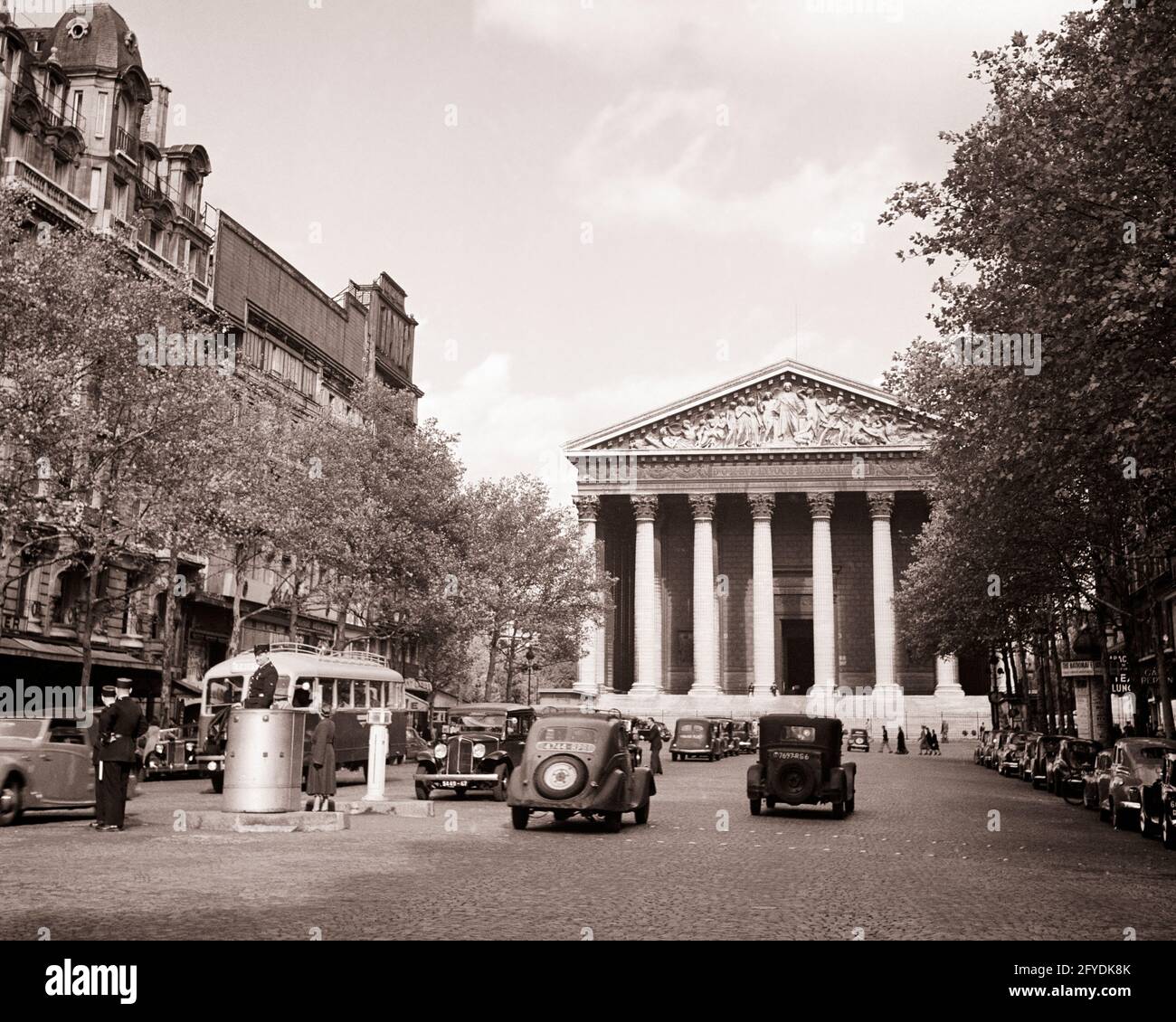 BLICK IN DIE 1950ER JAHRE DIE STRASSE HINAUF ZUR LA MADELEINE KIRCHE A ...