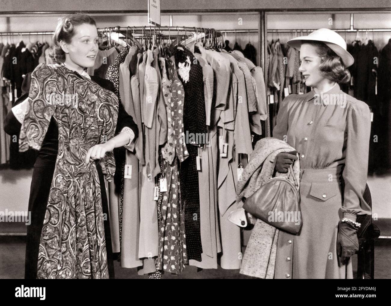 HILFSBEREITE KAUFFRAU AUS DEN 1940ER JAHREN, DIE EIN KLEID FÜR DEN ...