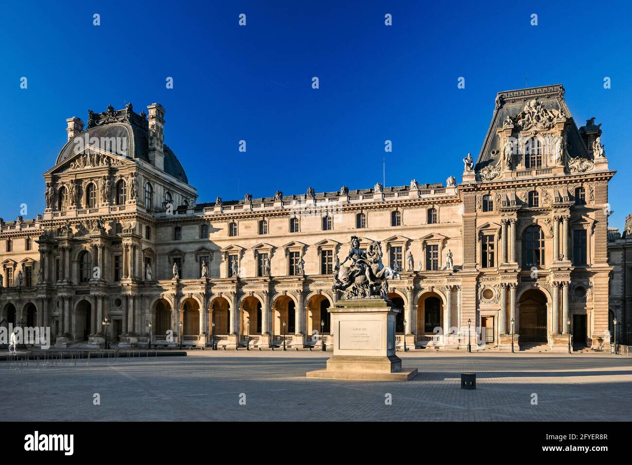 Statue louis xiv outside louvre -Fotos und -Bildmaterial in hoher ...