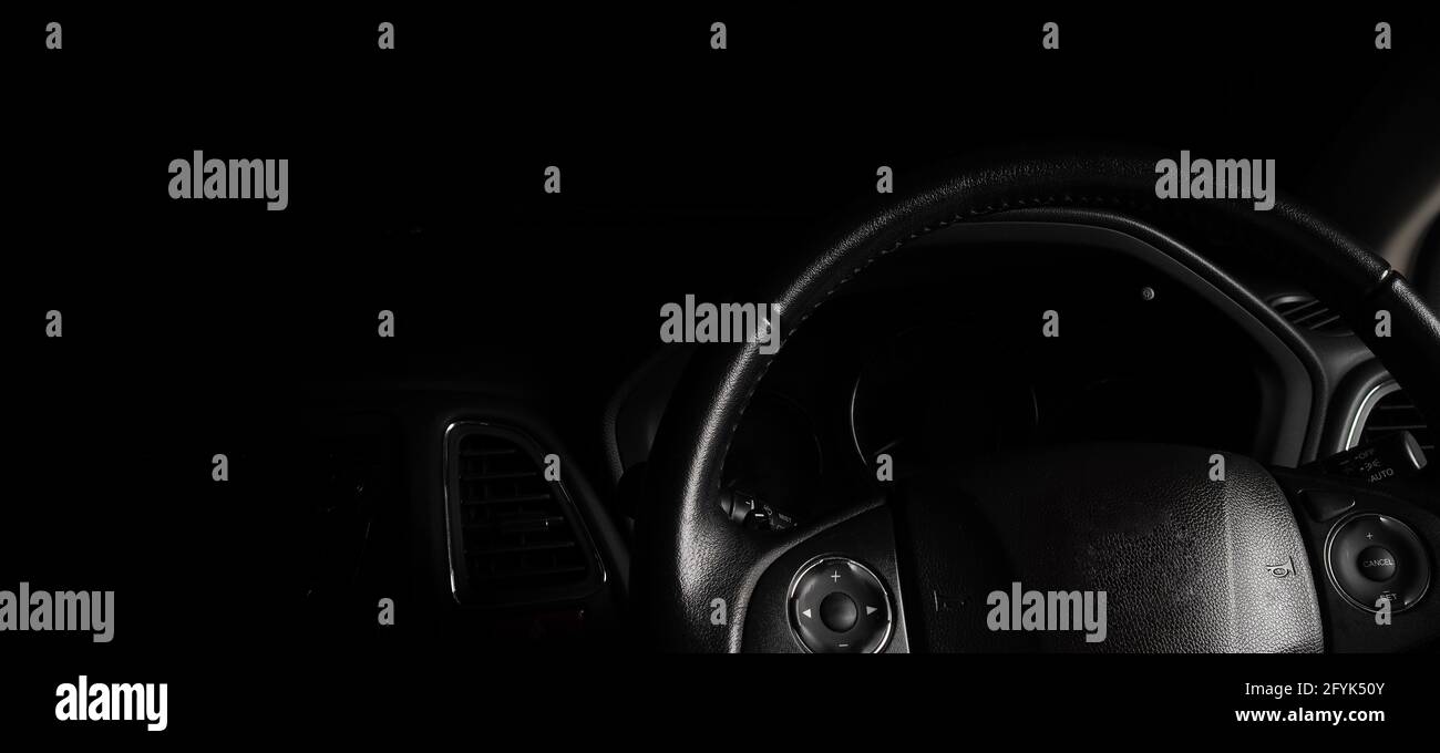 Lenkrad und man Hand. Schwarzes Leder modernes Auto Innenraum ...