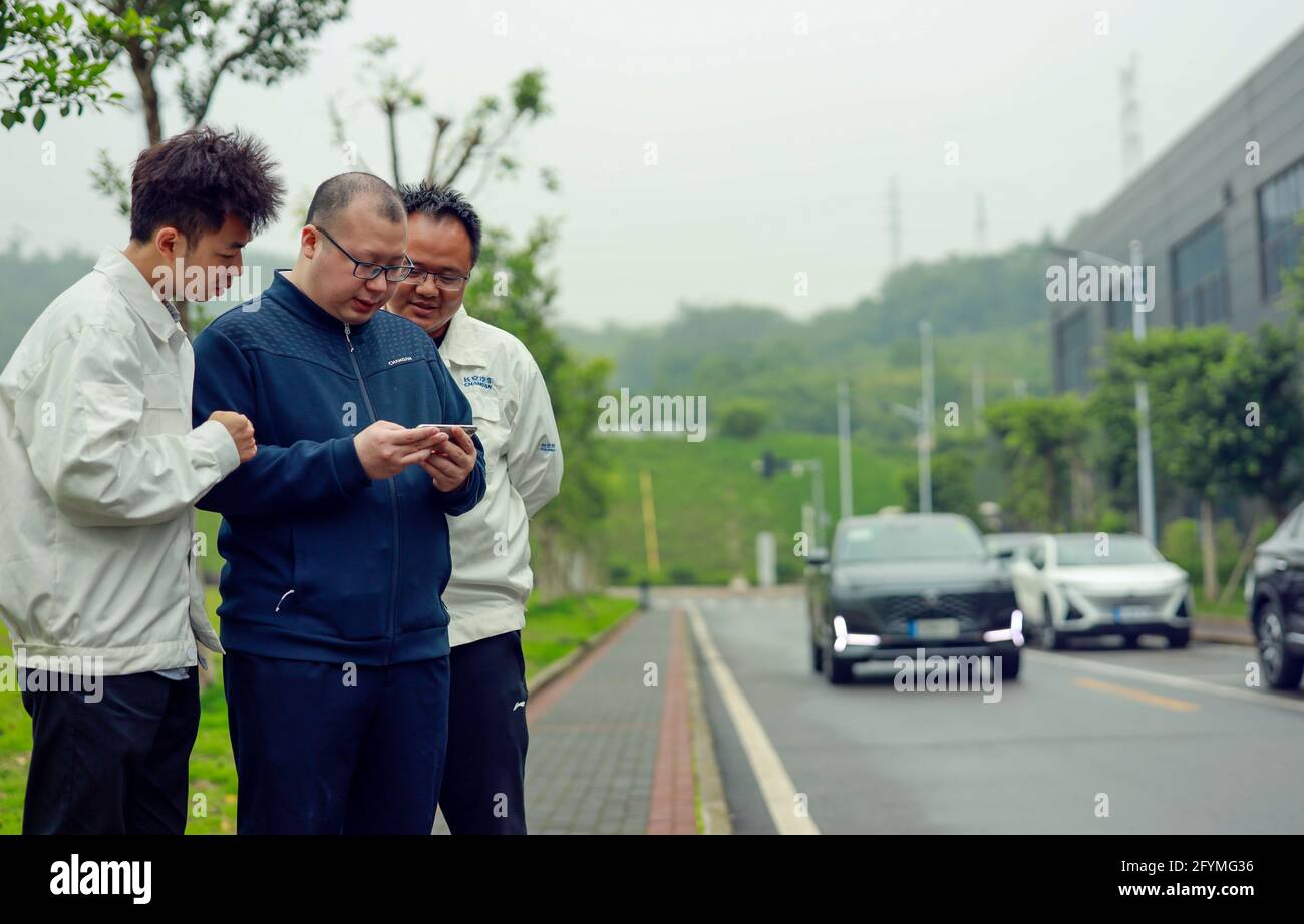 (210529) -- CHONGQING, 29. Mai 2021 (Xinhua) -- Wan Kailin (C) und ...
