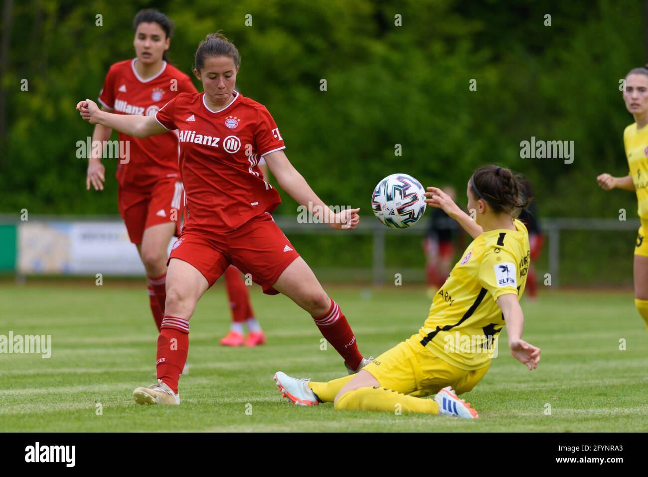 Amelie Schuster (16 FC Bayern München II) und Antonia Hanke (52 ...
