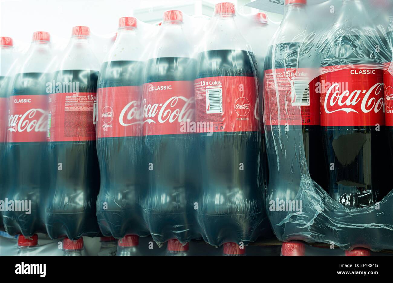 Coca cola bottles in supermarket in -Fotos und -Bildmaterial in hoher ...