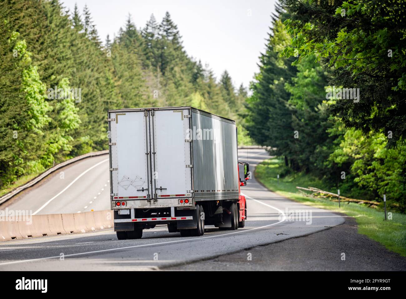 Red Big Rig Langstrecken-Industrie-Semi-Truck-Traktor transportiert ...