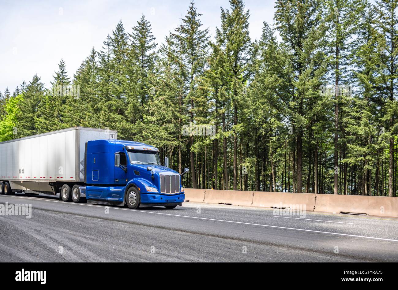 Blue Big Rig Langstrecken-Industrie-Semi-Truck-Traktor transportiert ...
