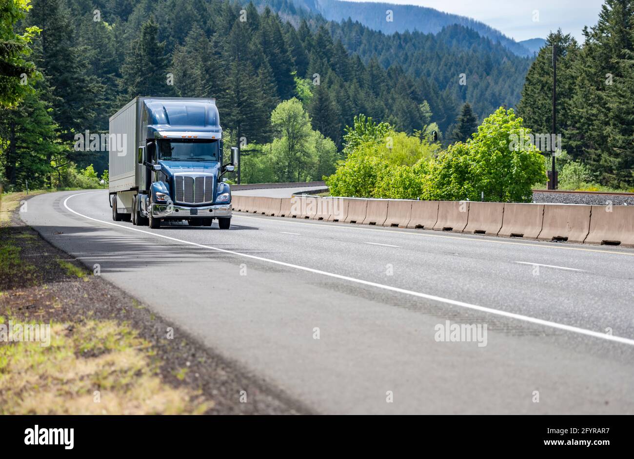 Blue Big Rig Langstrecken-Industrie-Semi-Truck-Traktor transportiert ...