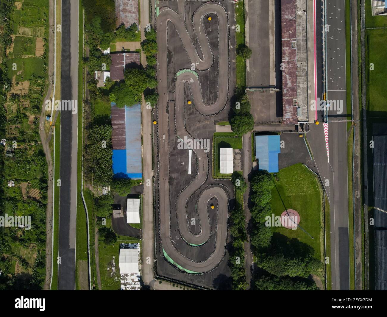 Kurvenfahrt von oben, Aerial View Autorennen Asphaltbahn und Kurve ...