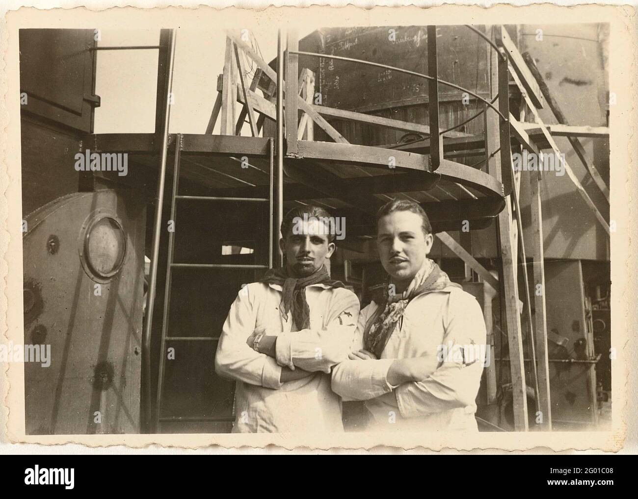 Zwei Matrosen. Zwei Matrosen in weißer Uniform an Bord eines Schiffes ...