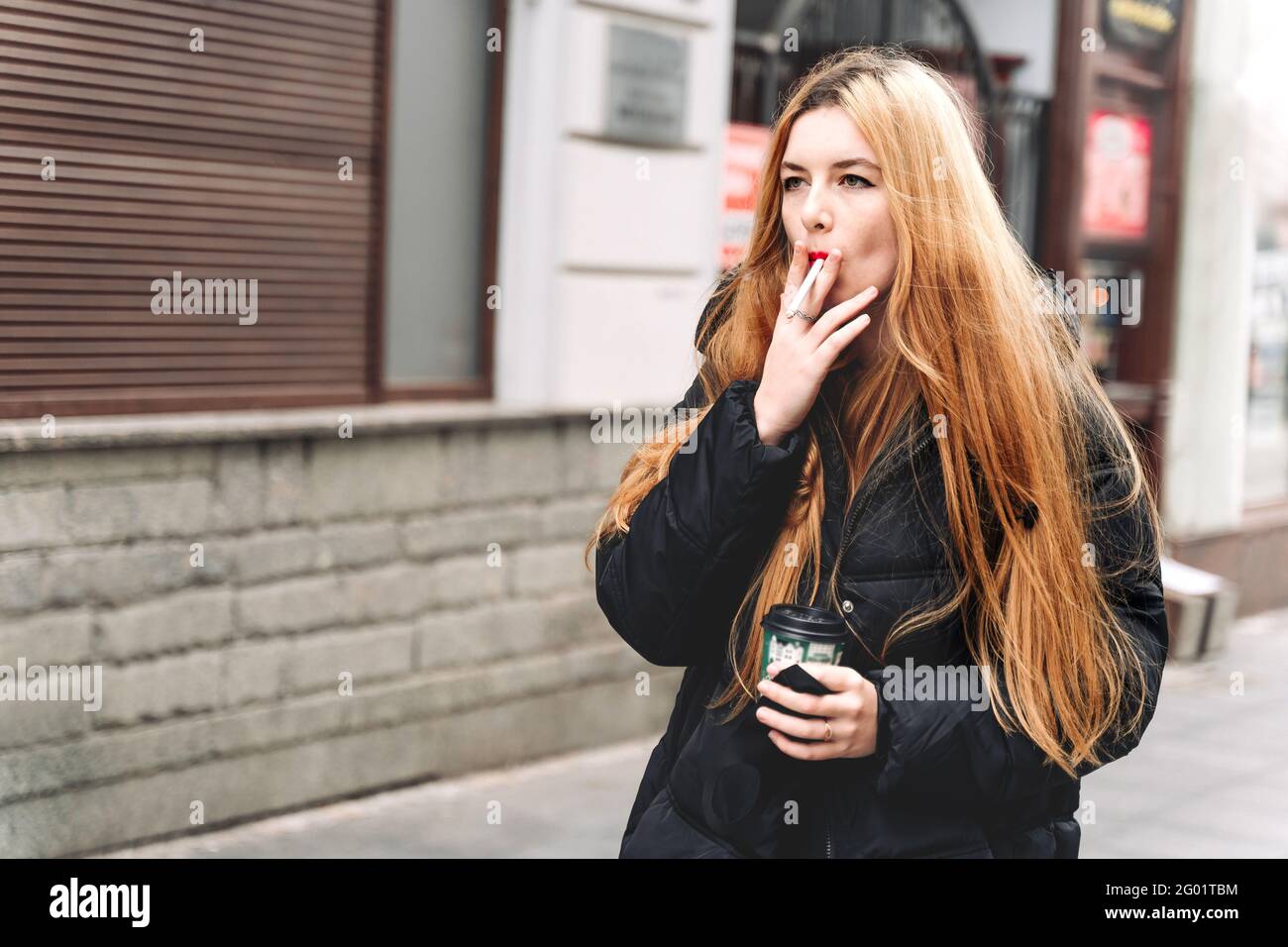 Blondes mädchen rauchen -Fotos und -Bildmaterial in hoher Auflösung – Alamy