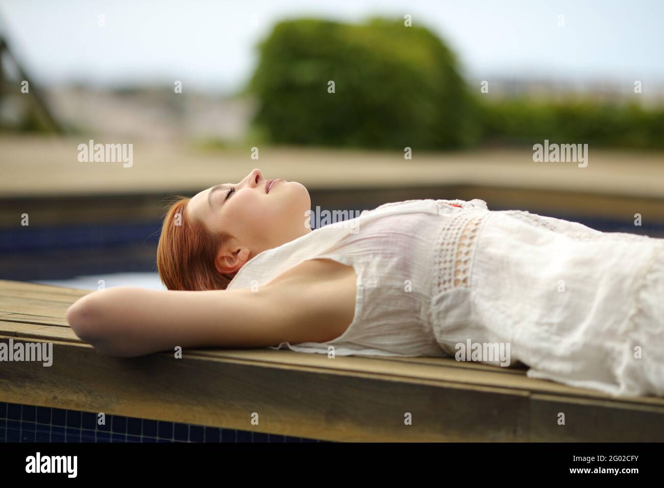 An Einem Pool Liegen Fotos Und Bildmaterial In Hoher Auflösung Alamy