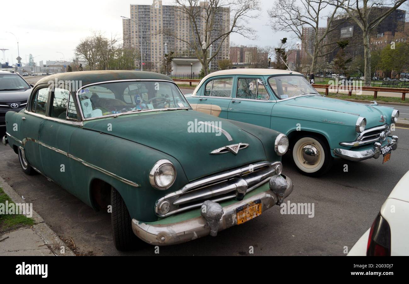 Zwei Oldtimer parkten nebeneinander, die 1950-er Dodge V Eight ...