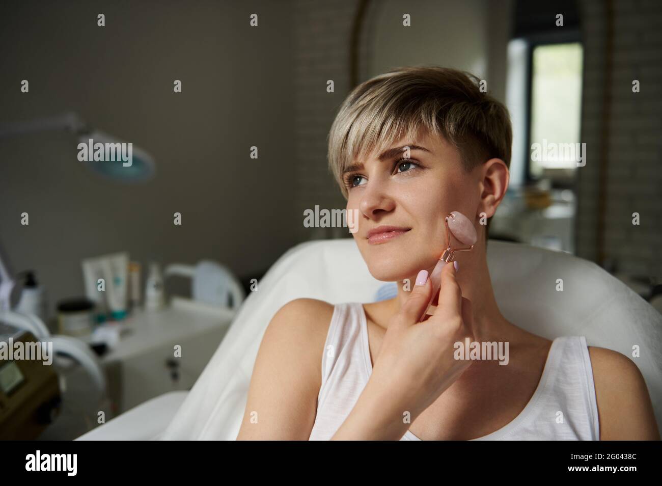 Lymphatic drainager massage -Fotos und -Bildmaterial in hoher Auflösung ...
