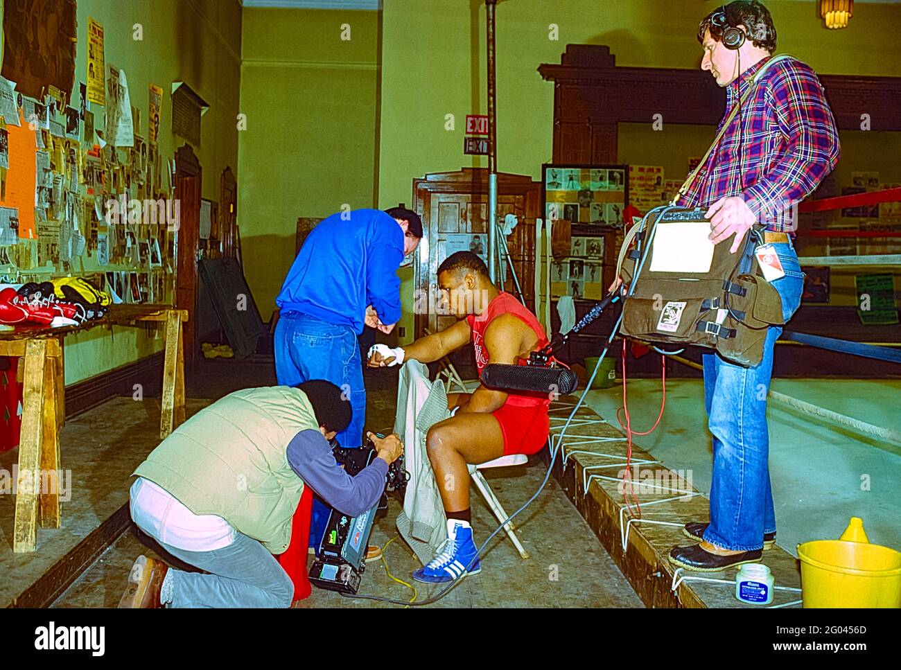 Mike Tyson lässt sich 1986 in Catskill, NY, die Hände von Trainer Kevin ...