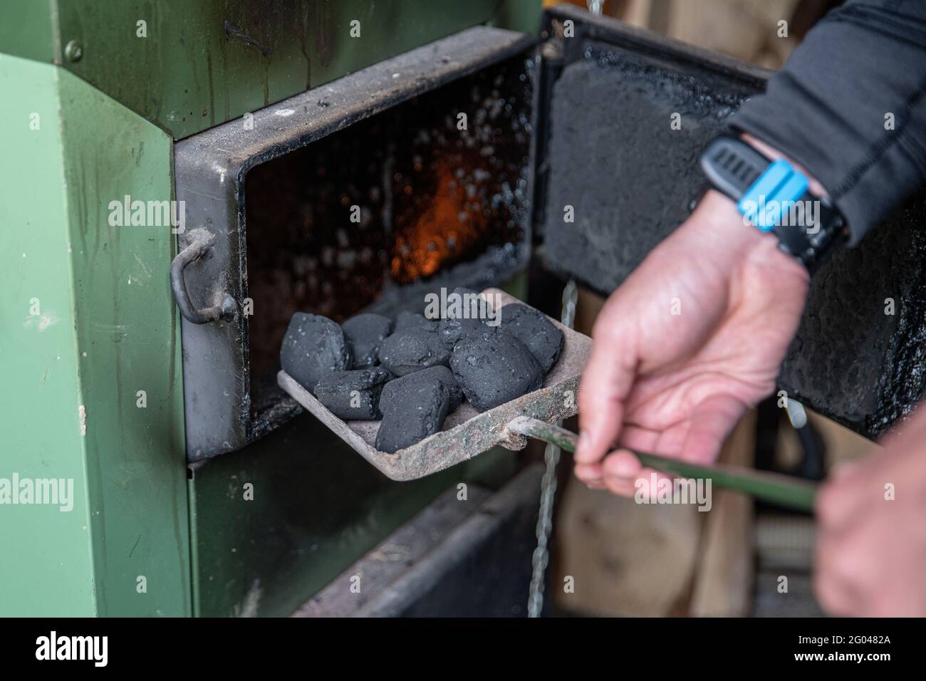 Schwarzer kohleofen -Fotos und -Bildmaterial in hoher Auflösung – Alamy