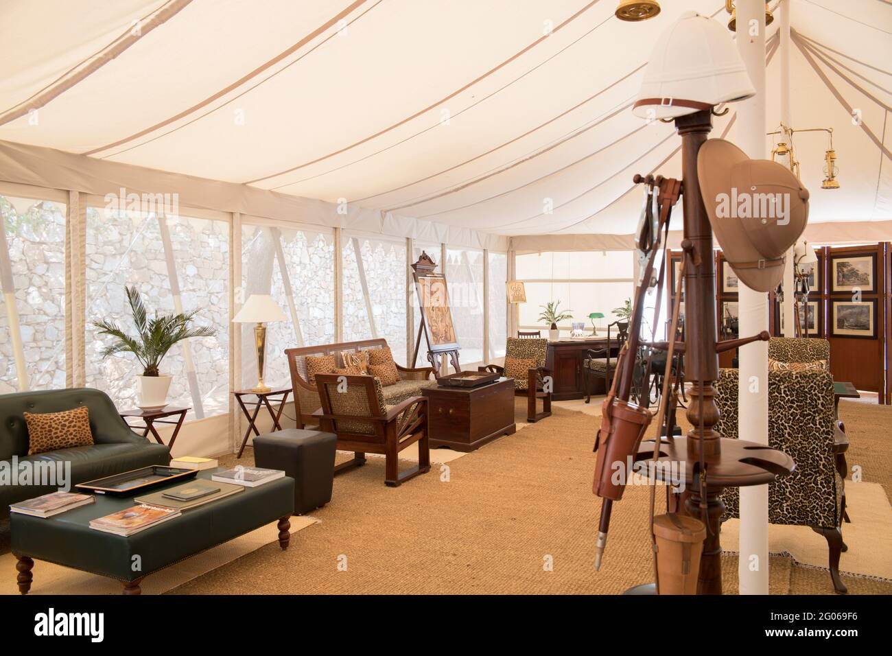 Safari style -Fotos und -Bildmaterial in hoher Auflösung – Alamy