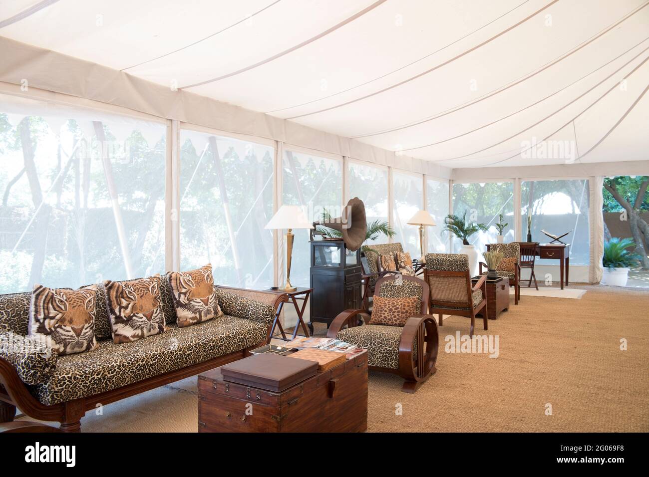 Safari style -Fotos und -Bildmaterial in hoher Auflösung – Alamy