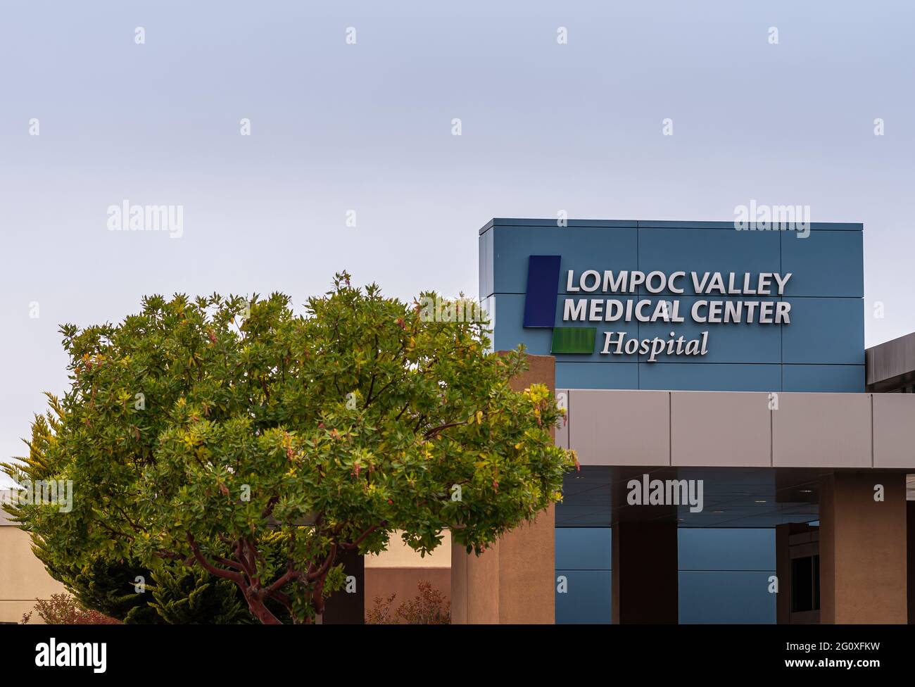 Lompoc, CA, USA - 26. Mai 2021: Weißes auf blauem Emblem des ...