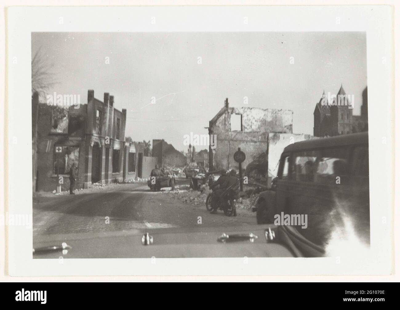 Soldiers back of a vehicle -Fotos und -Bildmaterial in hoher Auflösung ...