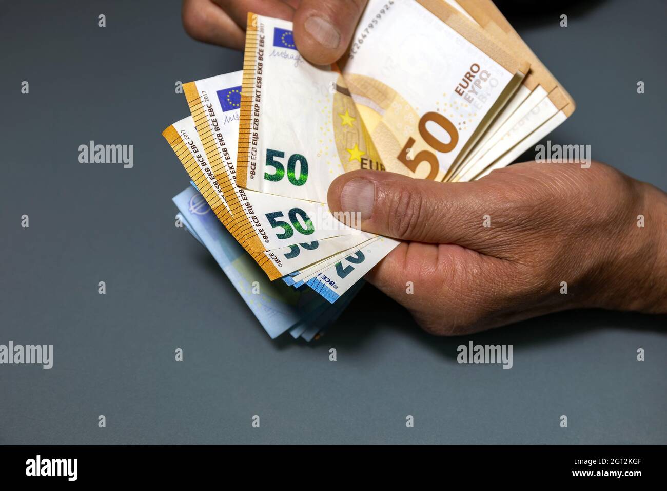 Manuelle Zählung von Euro-Banknoten. Bargeld, 50 Euro Scheine und 20 ...