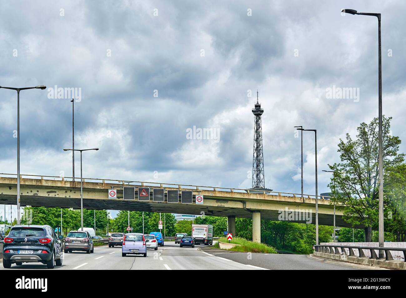 Berlin, Deutschland - 27. Mai 2021: Szene auf der Berliner Autobahn ...