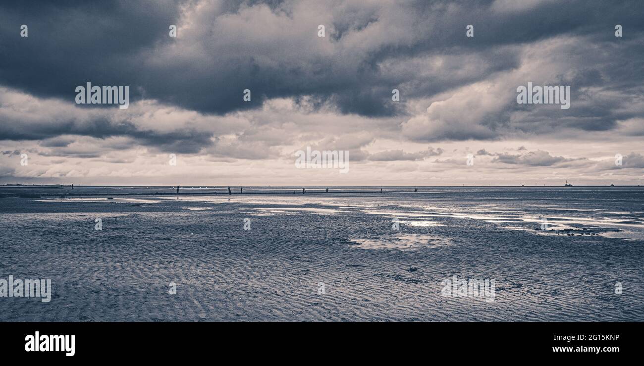 Cuxhaven Beach an der deutschen Nordseeküste. Sandstrand mit Kugelbake ...