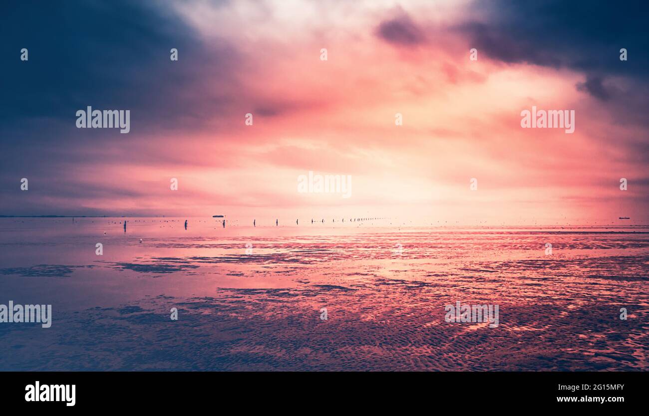 Surrealismus Wattenmeer-Strand von Cuxhaven an der deutschen ...
