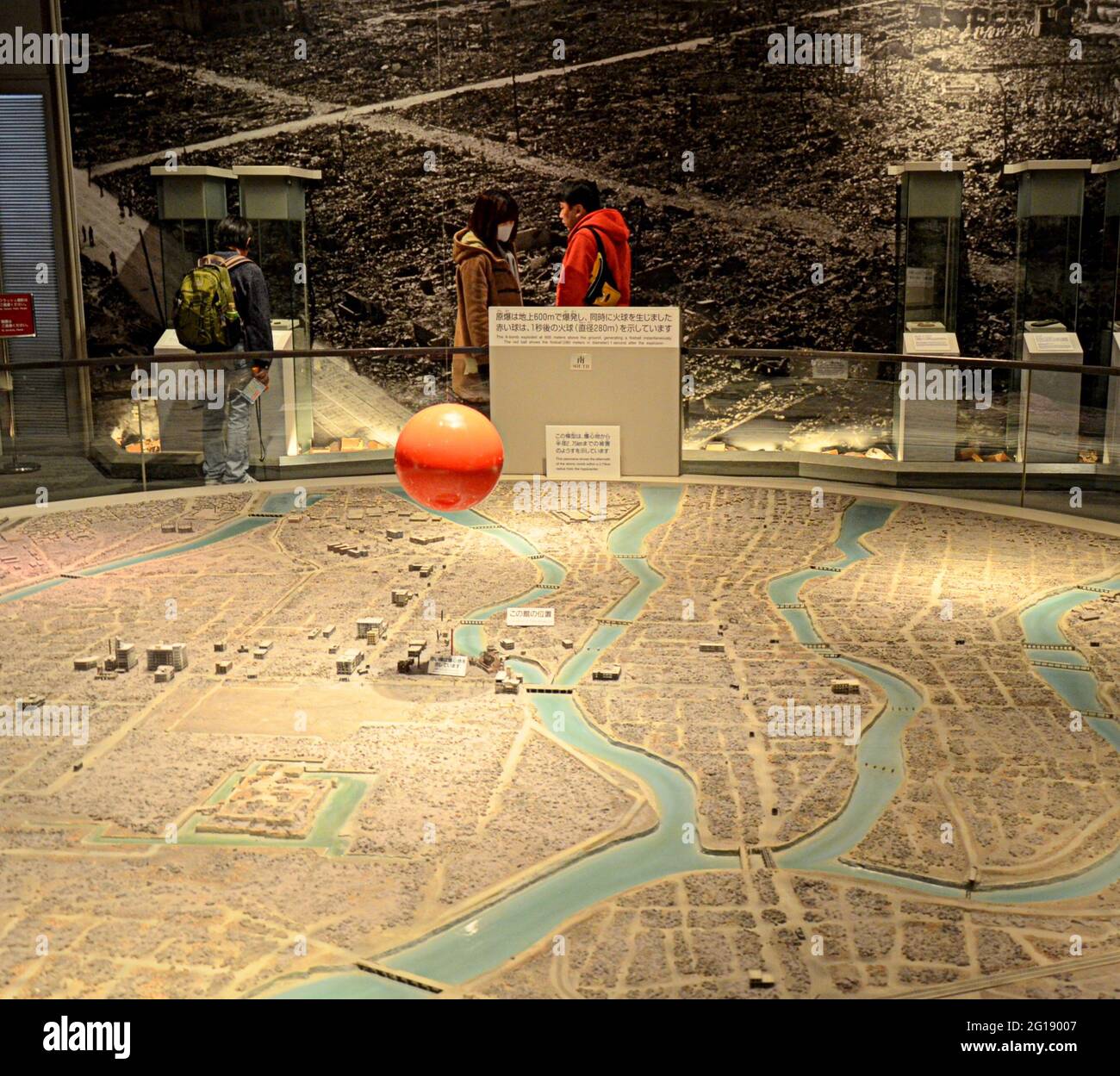 Hiroshima Peace Memorial Park. Peace Memorial Museum. Modell der Stadt ...