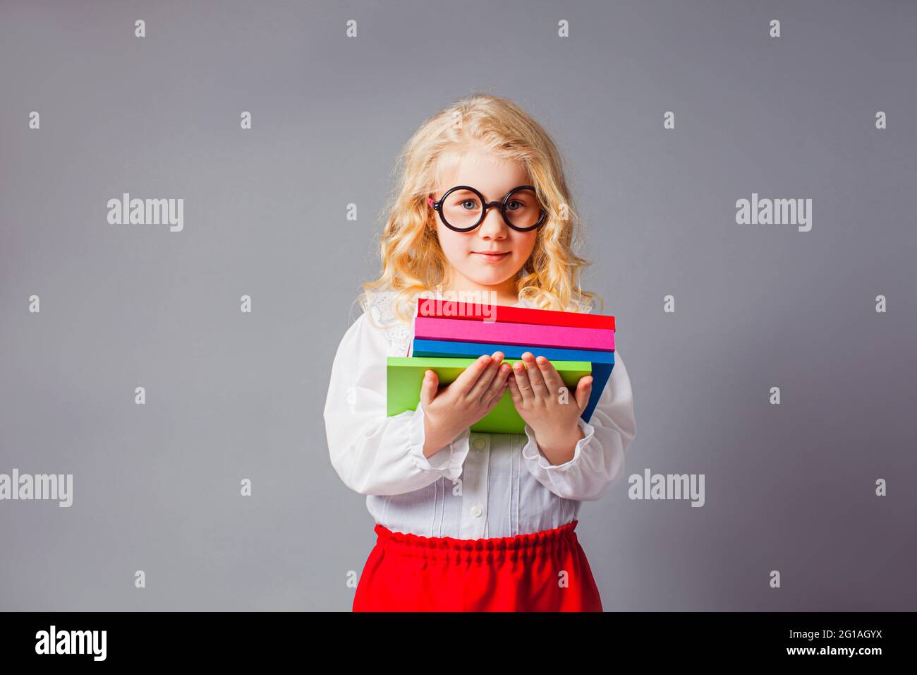 Das hübsche kleine Mädchen mit Brille in Lehreruniform Stockfotografie ...