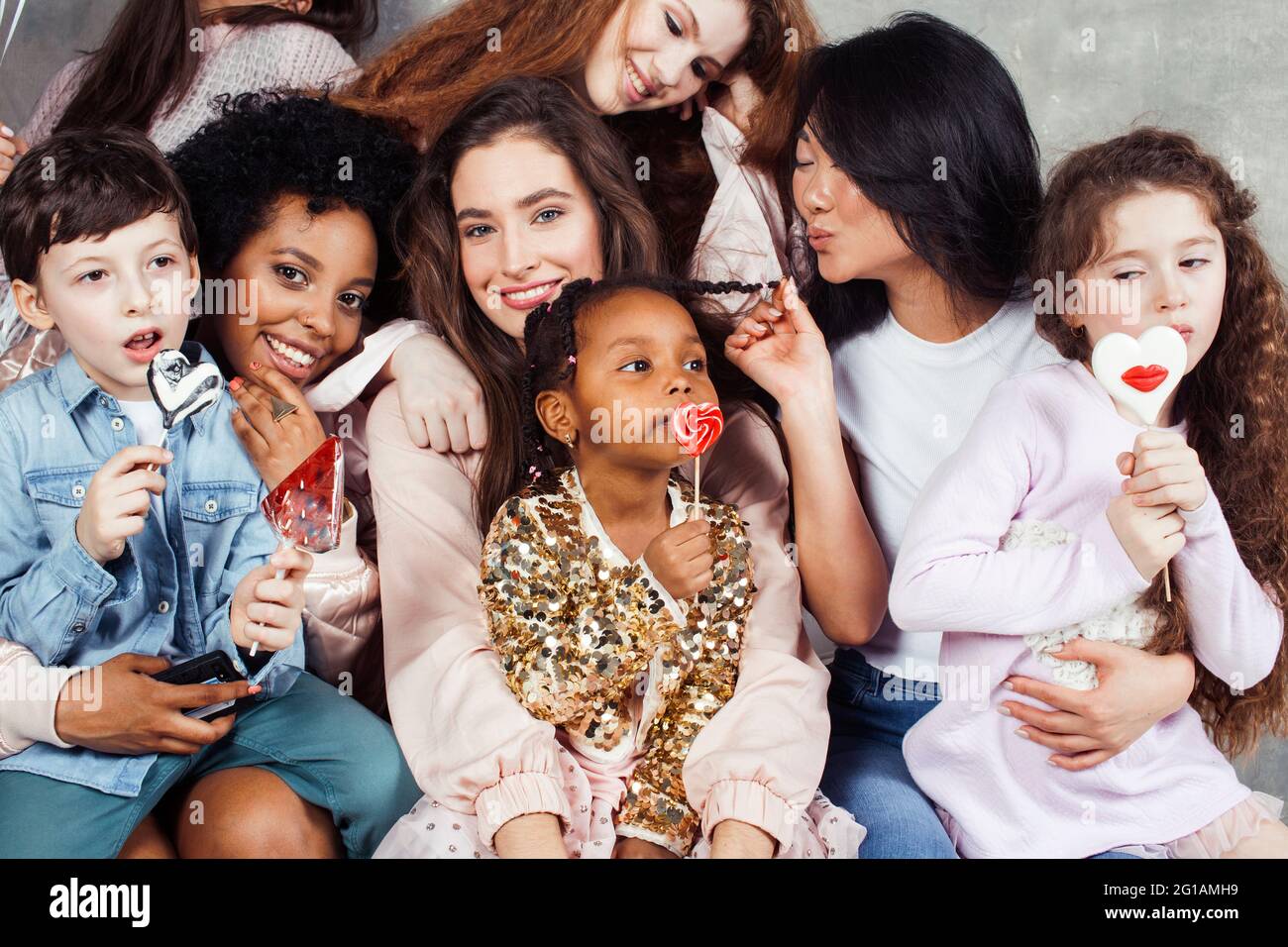 Lifestyle und Menschen Konzept: Junge hübsche Vielfalt Nationen Frau ...