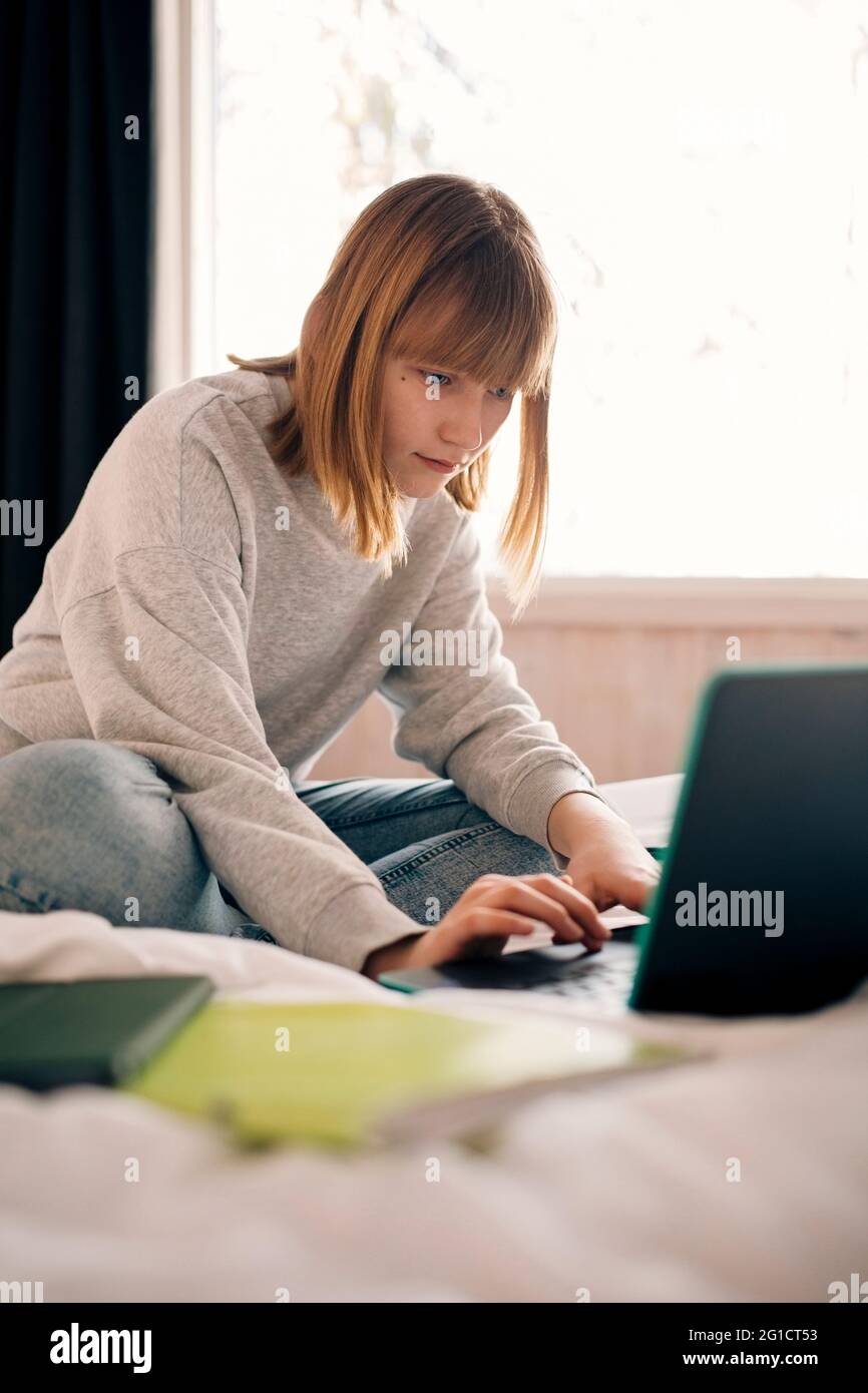 Teenager 14 15 sitzt auf dem bett -Fotos und -Bildmaterial in hoher ...