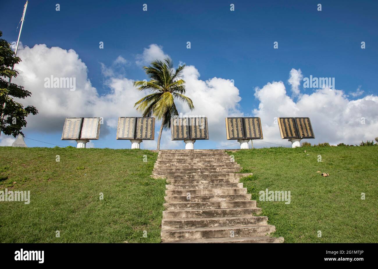 Guadeloupe, Les Abymes: gedenkstätte „Le Morne de la Memoire“. Dieses Denkmal stellt fünf offene ...