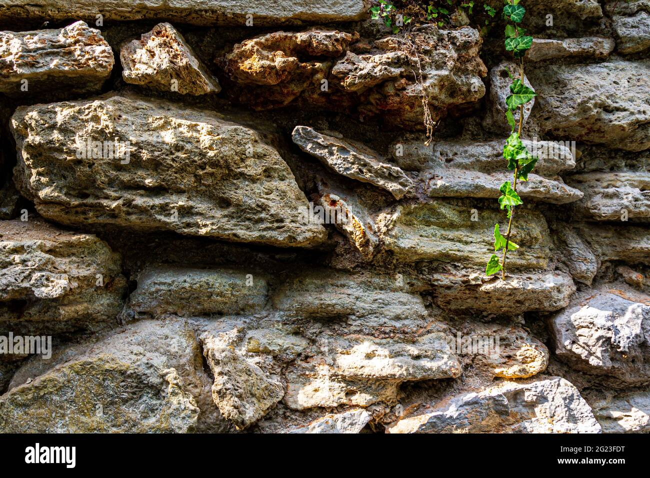 Eine alte Steinmauer. Altes Mauerwerk. Der Stein ist in der Mauer ...