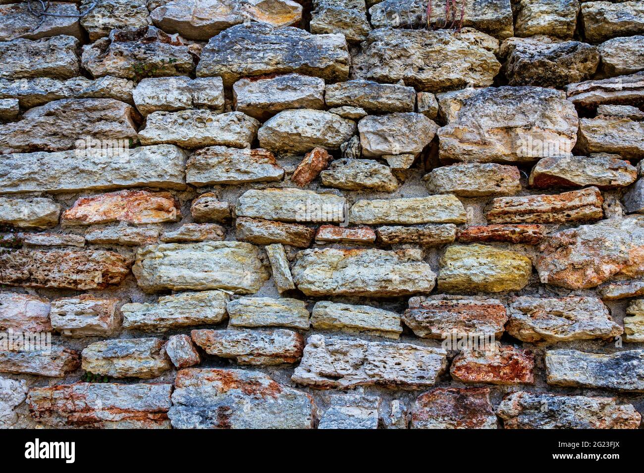 Eine alte Steinmauer. Altes Mauerwerk. Der Stein ist in der Mauer ...