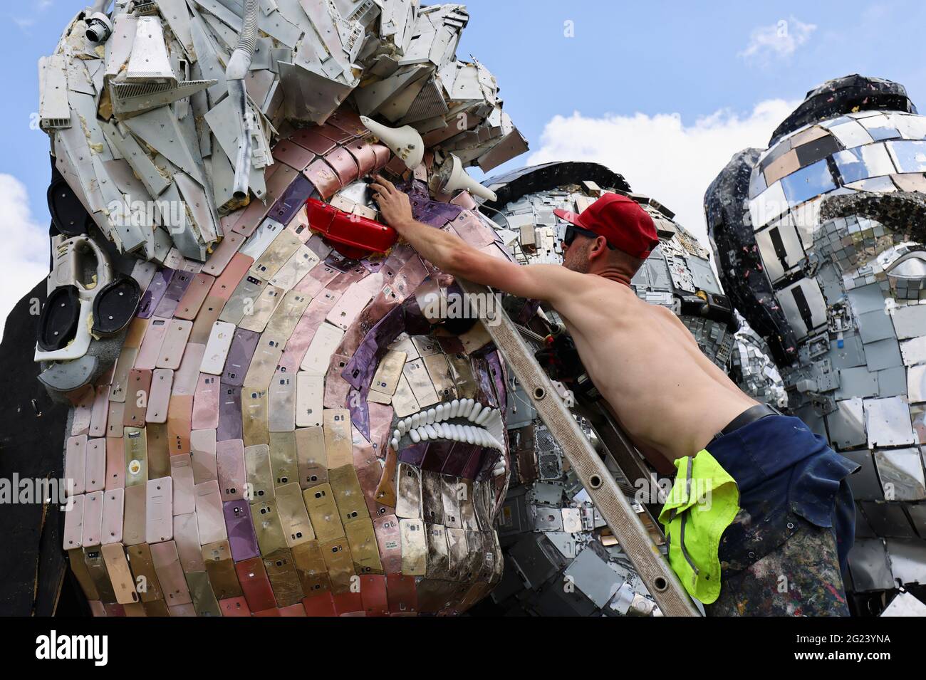 Alex Wrackage nimmt eine Anpassung an „Mount Recyclemore“ vor, ein ...