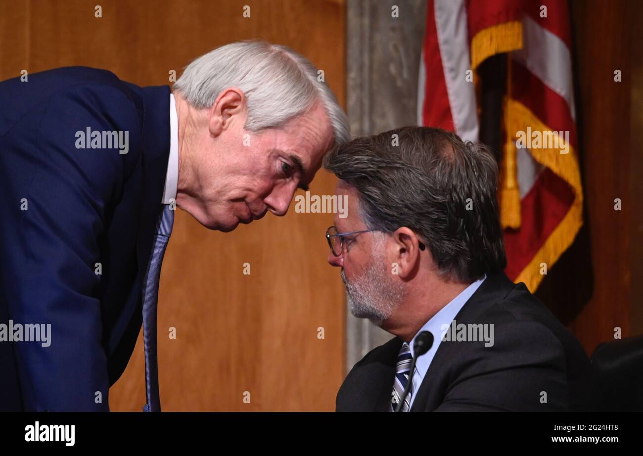 Senator Gary Peters (D-MI) (R) spricht mit Senator Rob Portman (R-OH ...