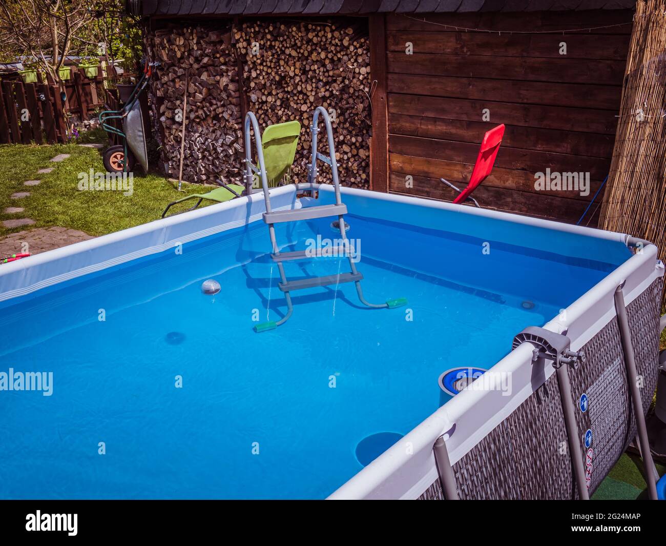 Badende kinder im garten -Fotos und -Bildmaterial in hoher Auflösung ...